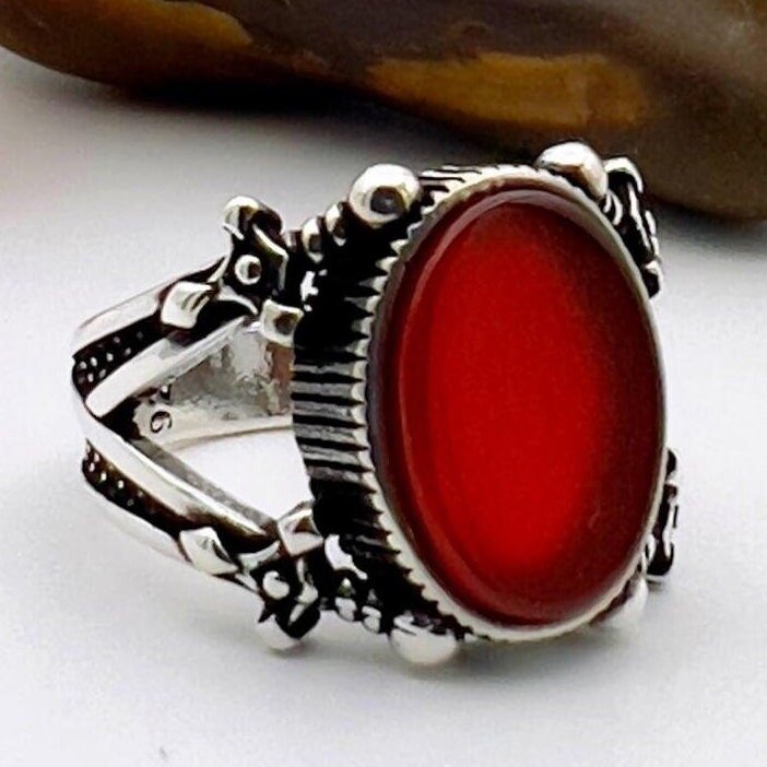 Red Agate Sword-Detail Men's Ring - TryAladdin