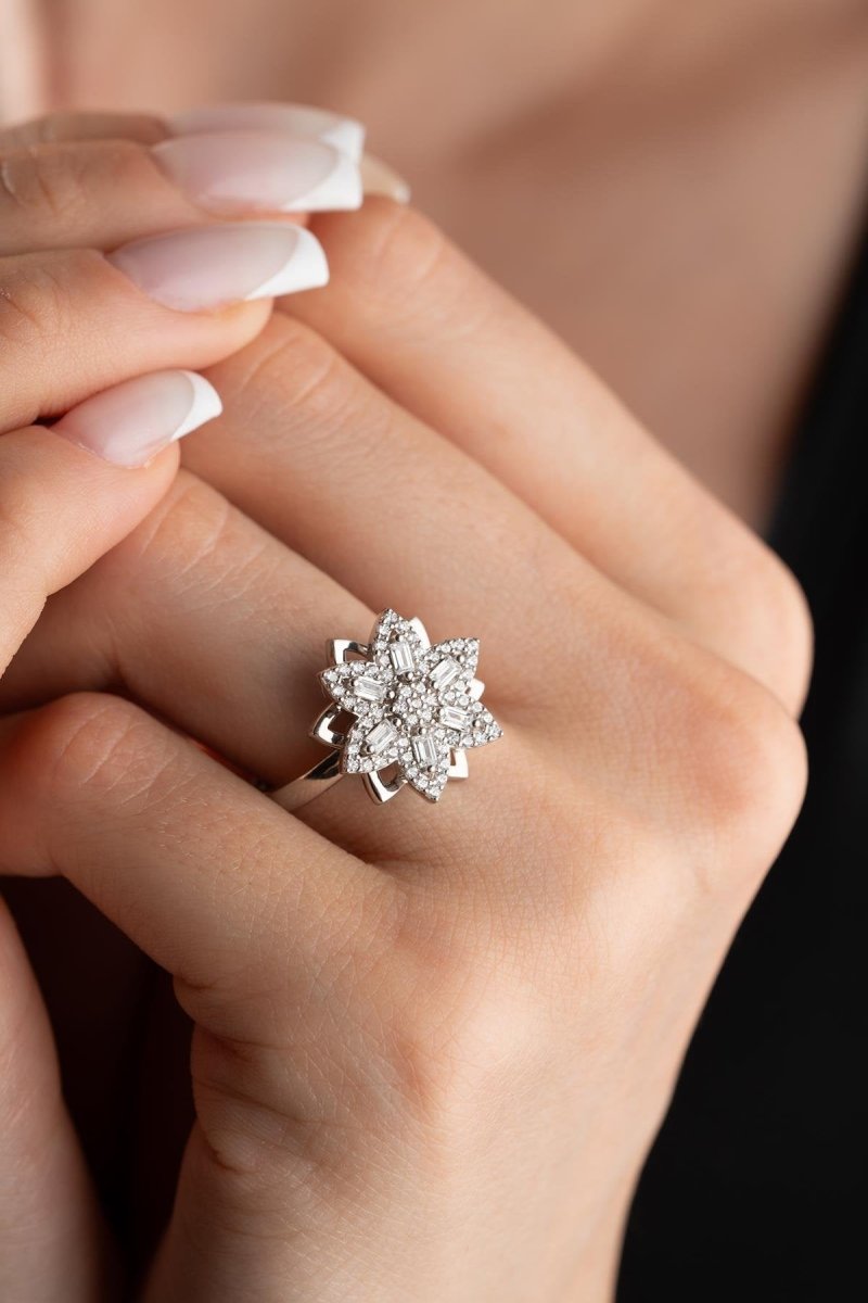 Rotating flower ring store