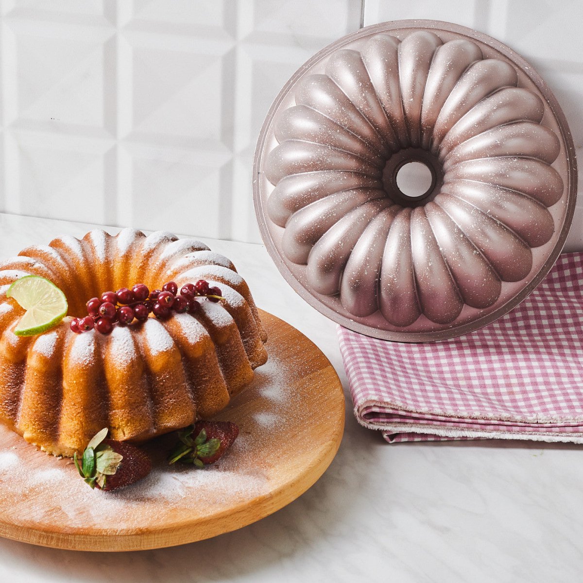 Moule à gâteau en fonte émaillée rose doré Karaca Lina - TryAladdin